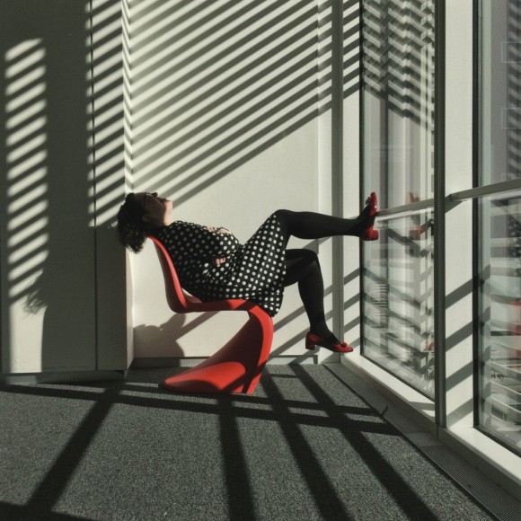 Kathy Ryan: Office Romance - HGG2 - Exhibitions - Howard Greenberg Gallery