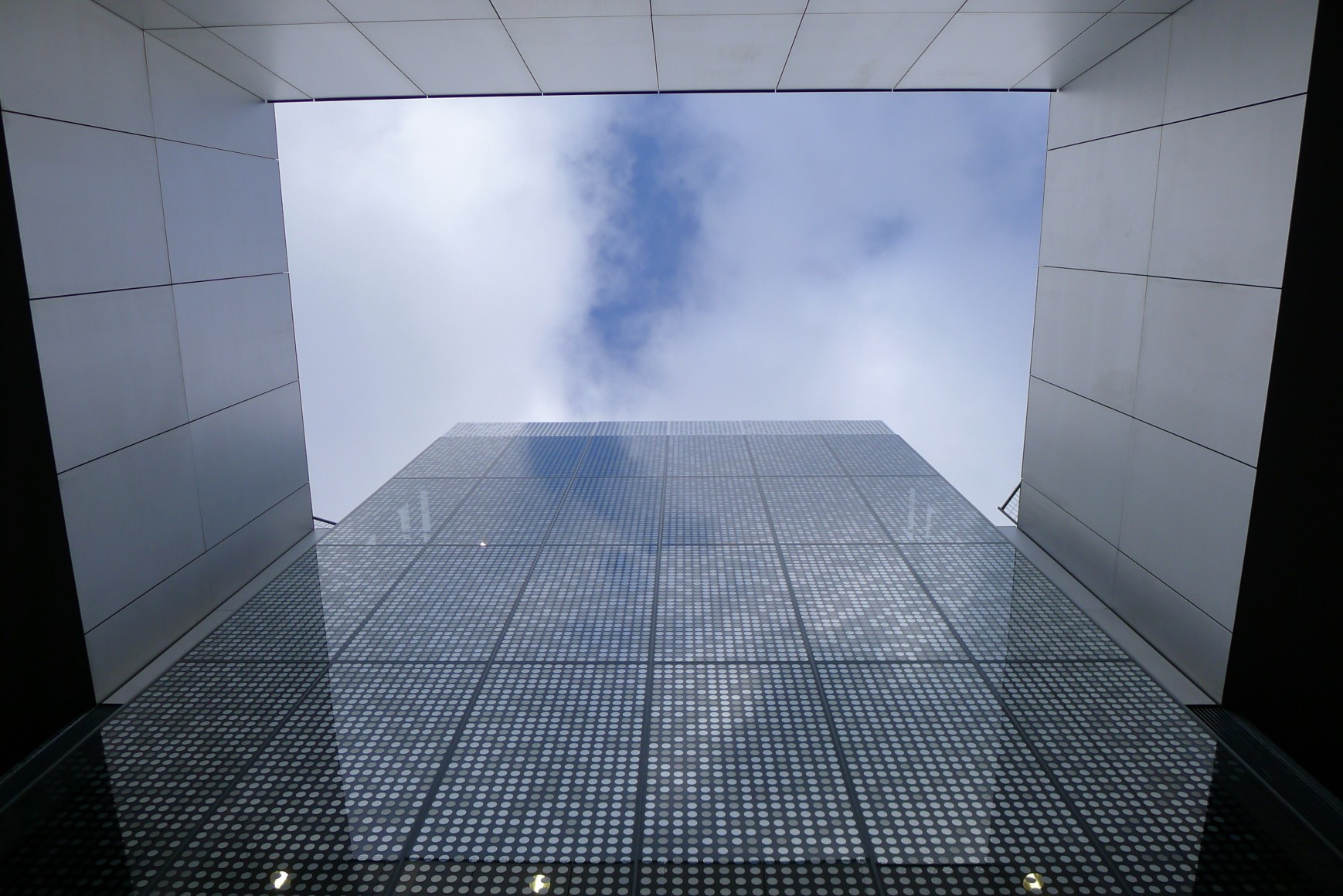 LIGHT CASCADE - Projects - Studio James Carpenter / JCDA Inc.