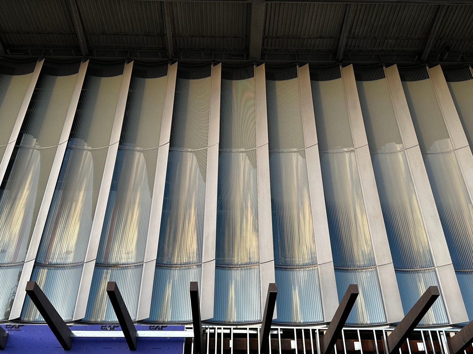 LUMINOUS WAVE FACADE - Projects - Studio James Carpenter / JCDA Inc.