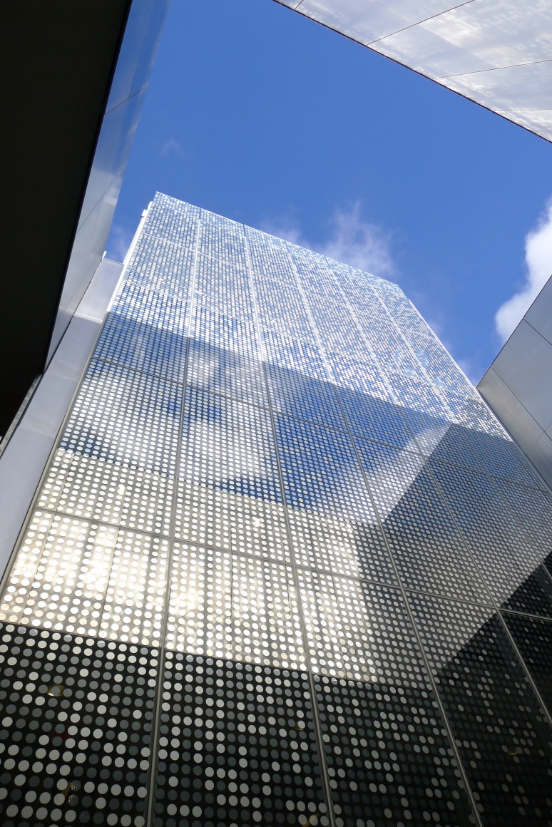 LIGHT CASCADE - Projects - Studio James Carpenter / JCDA Inc.